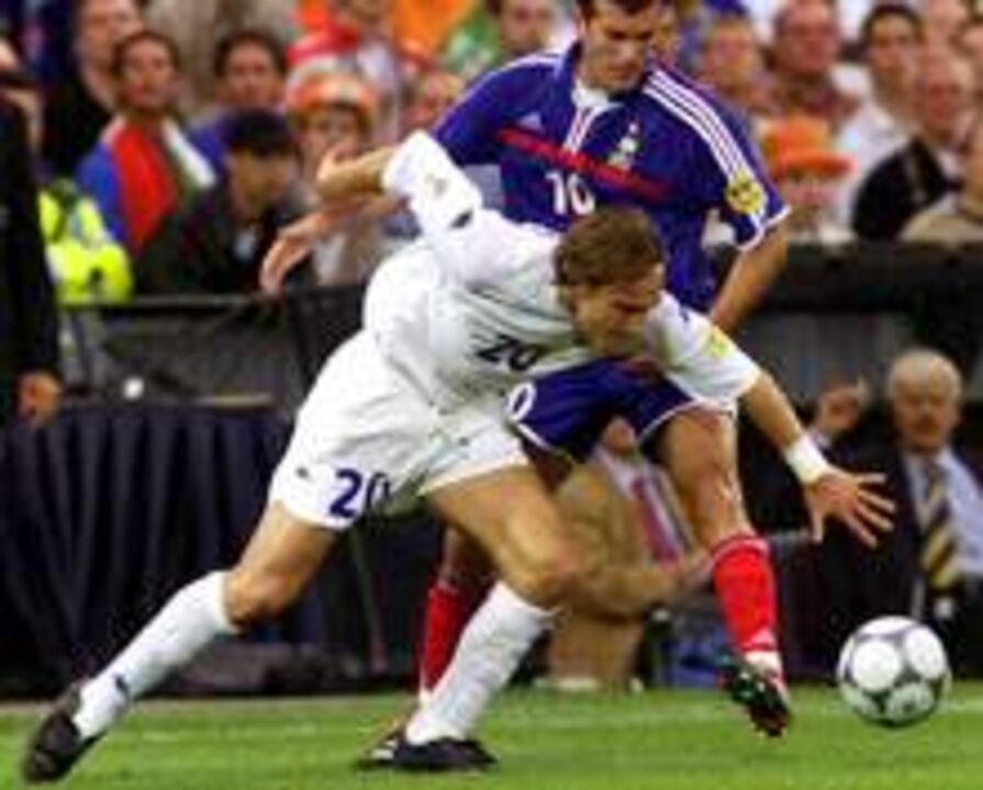 Itália frente a França: O génio criativo de Totti - Euro 2000 - Jornal ...