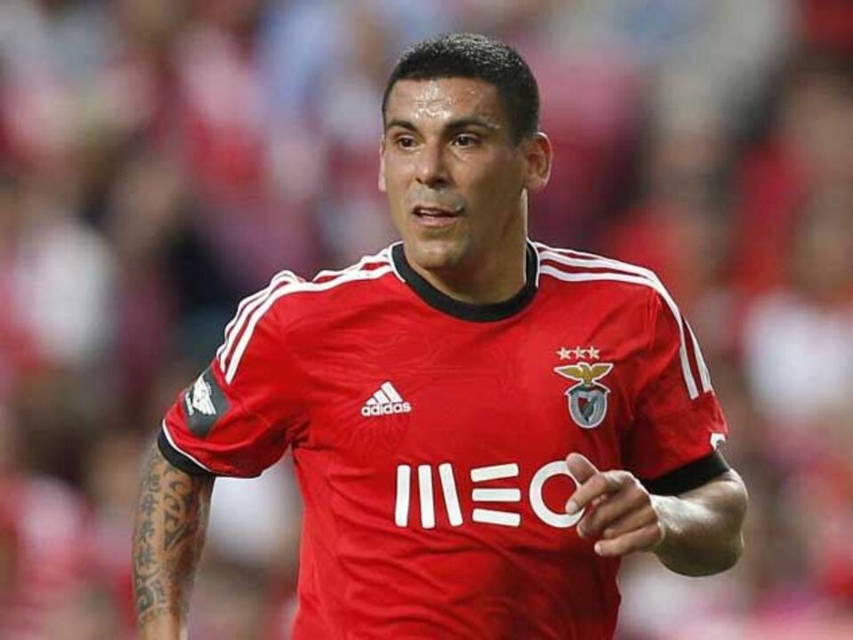 Maxi Pereira mantém-se na convocatória do Uruguai - Benfica - Jornal Record