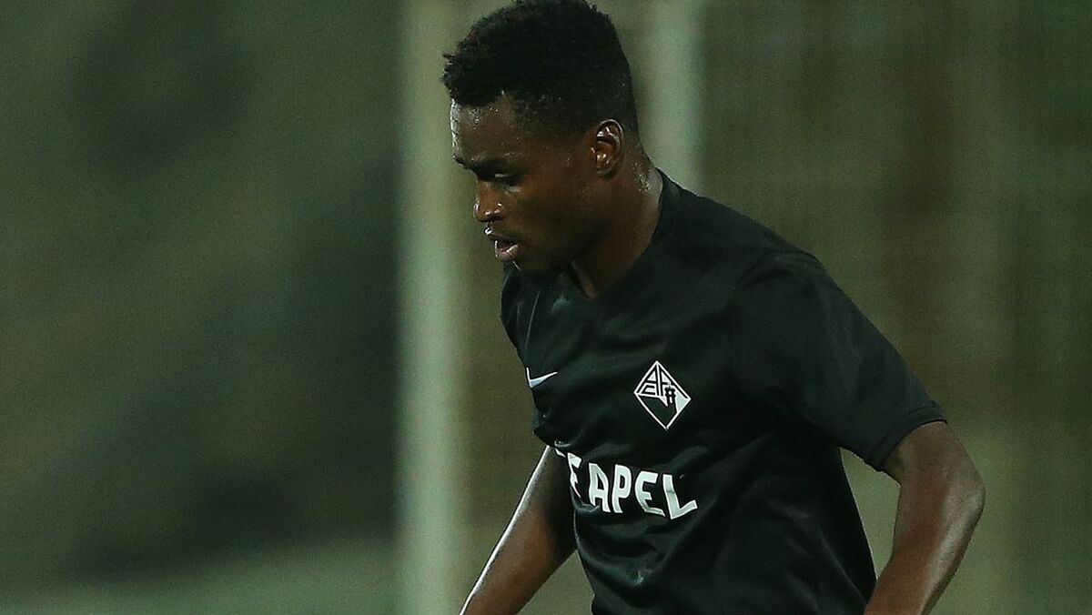 Nii Plange agarra lugar no flanco esquerdo - Académica - Jornal Record