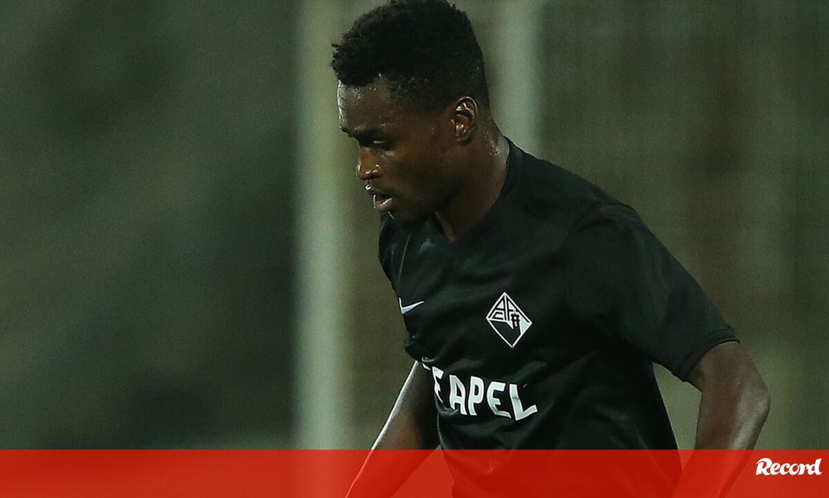 Nii Plange agarra lugar no flanco esquerdo - Académica - Jornal Record