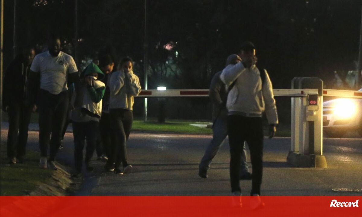 O momento em que Mustafá fala com Adrien e restante plantel - Sporting ...