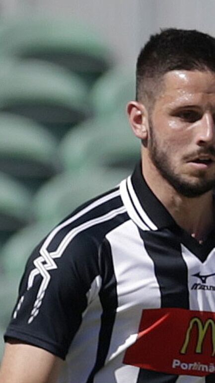 Pela quarta temporada seguida, jovem zagueiro segue no Portimonense