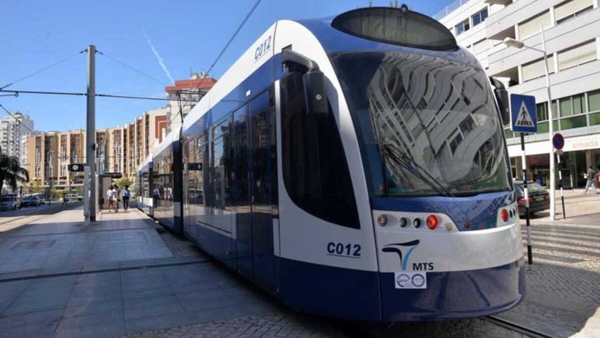 Dois feridos em colisão de metro Sul do Tejo com autocarro em Corroios ...