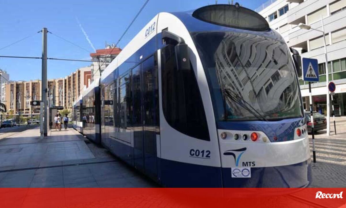 Dois feridos em colisão de metro Sul do Tejo com autocarro em Corroios ...