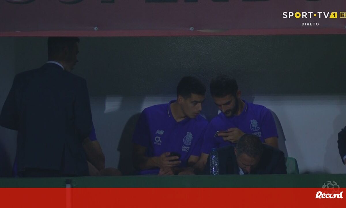 O que estariam Adrián e Diogo Leite a ver no telemóvel ao intervalo ...