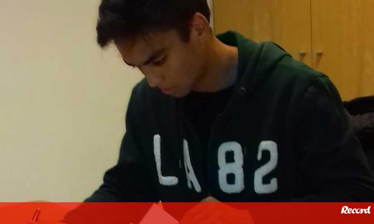 Hevertton Santos assina contrato profissional com o Sporting - Sporting ...