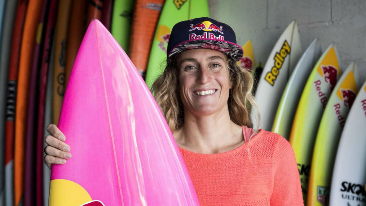Justine Dupont recebe prémio por onda surfada na Nazaré - Surf - Jornal ...
