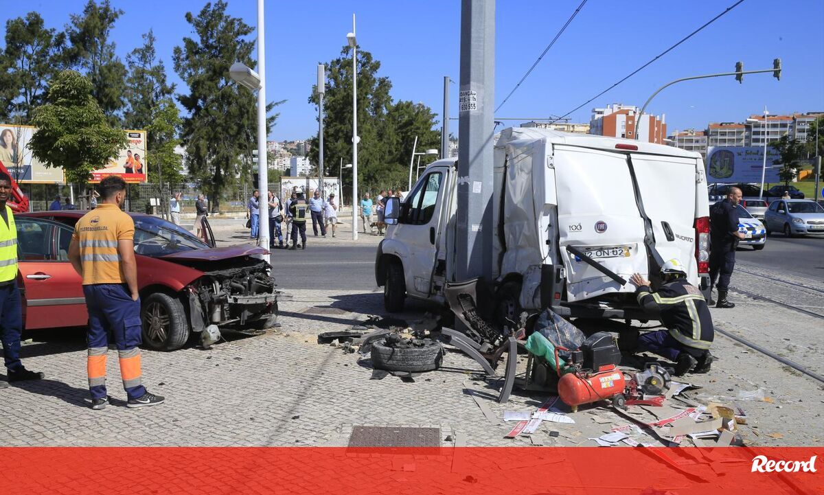 Metro descarrila e embate contra carros em Corroios - Fora de Campo ...