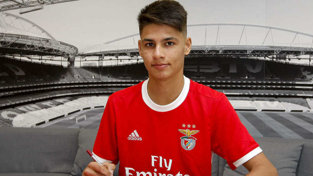 Lucas Hellens assina contrato de formação com o Benfica - Benfica ...