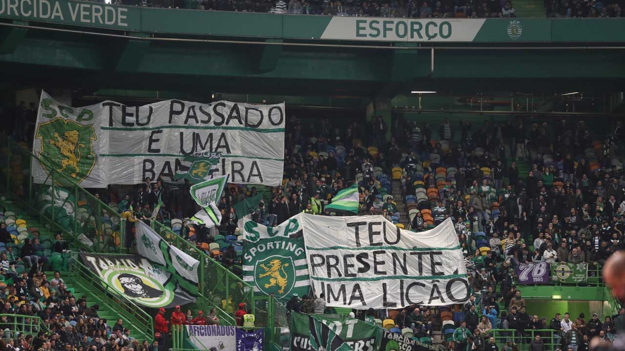 Torcida Verde deixou estas mensagens durante o Sporting-Benfica ...
