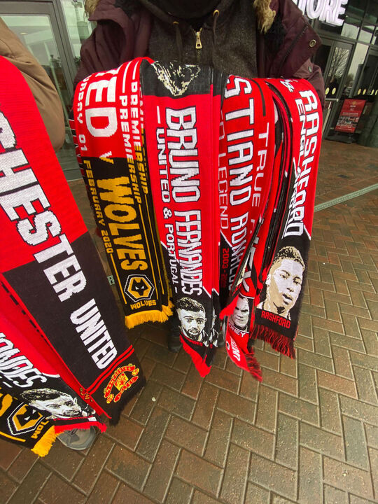 Manchester United já colocou camisolas e cachecóis de Bruno Fernandes à ...