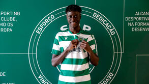Gilberto Batista assina contrato profissional com o Sporting - Sporting ...