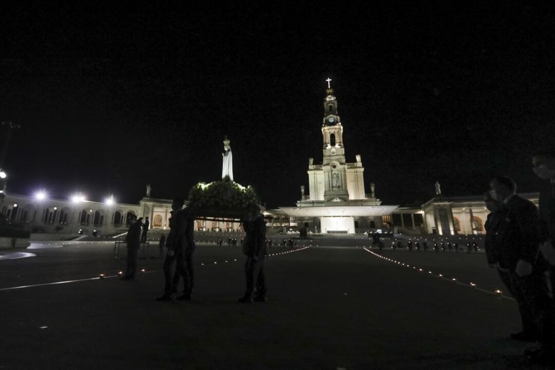 Recinto vazio em noite histórica no Santuário de Fátima: as imagens que ...