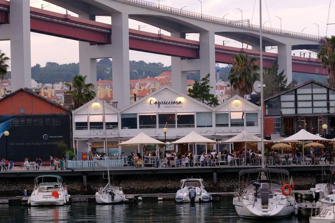 Restaurantes e esplanadas nas docas de Lisboa estiveram 'à pinha ...