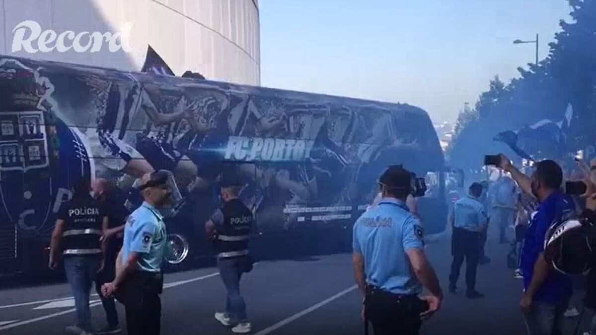 Centenas de adeptos presentes na saída do autocarro do FC Porto ...