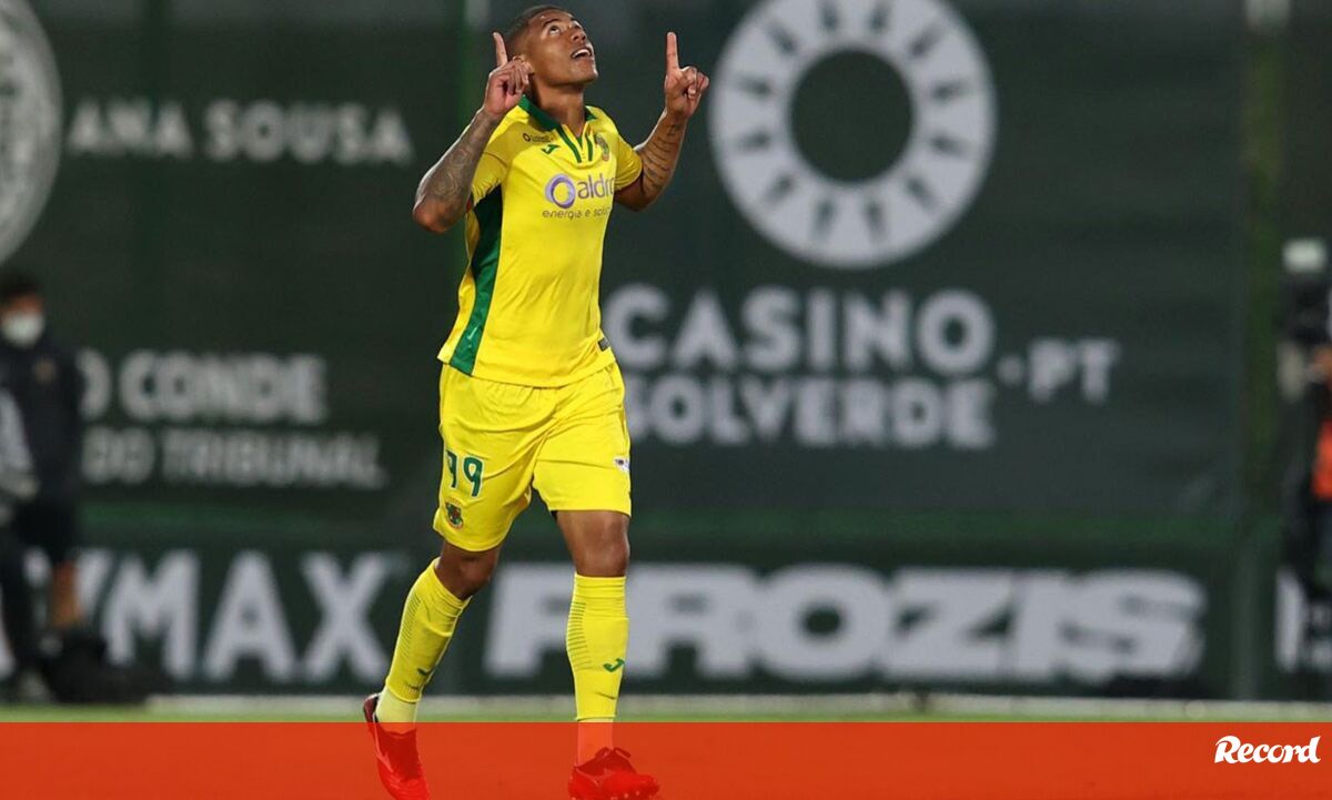 Douglas Tanque foi o melhor avançado do mês - P. Ferreira - Jornal Record