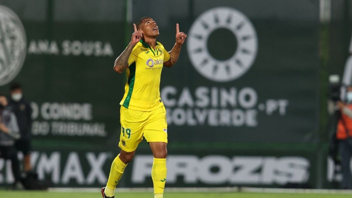 Douglas Tanque decide em dose dupla - P. Ferreira - Jornal Record