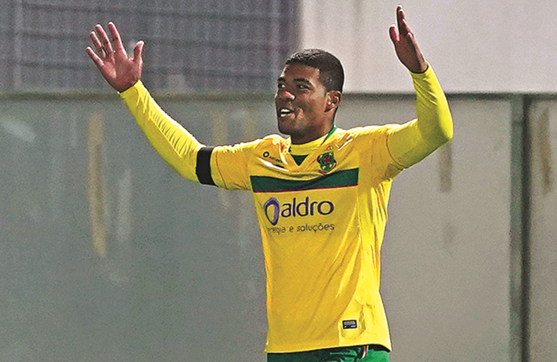 Douglas Tanque será seta apontada à baliza do Benfica - P. Ferreira ...