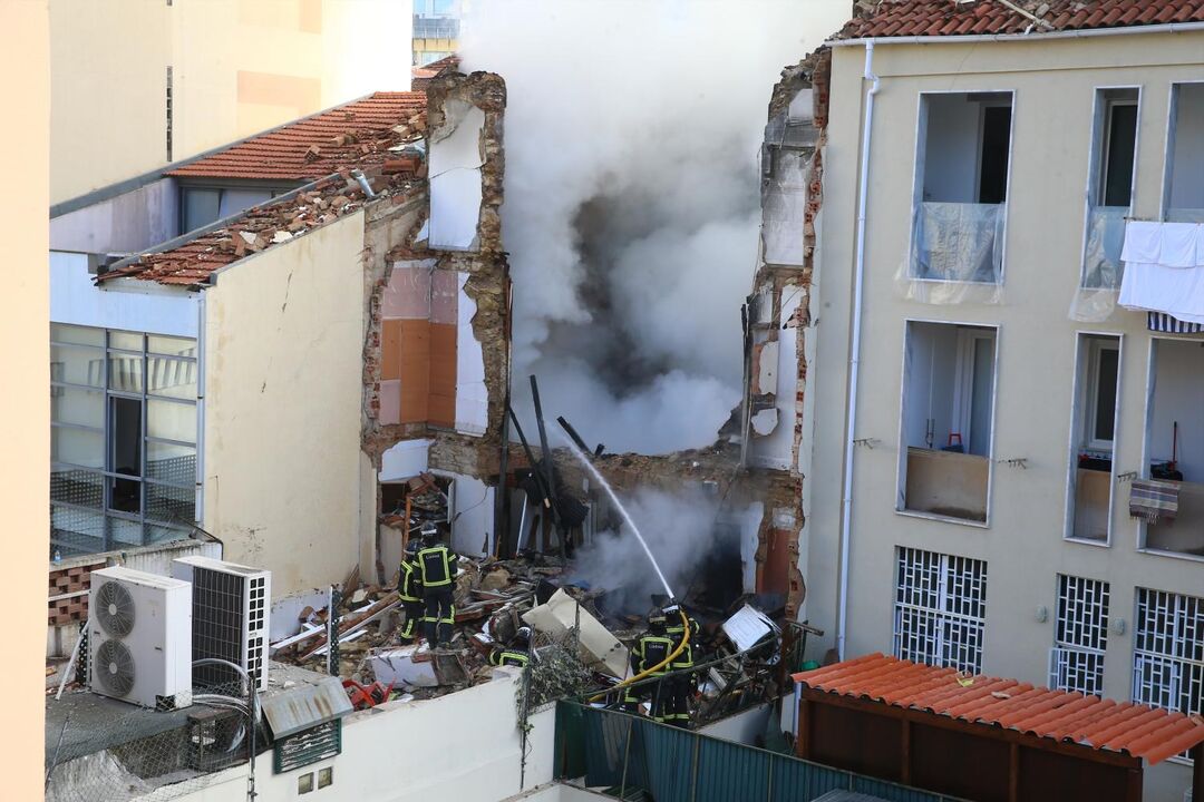Carros destruídos, buscas e destroços: as imagens do prédio que desabou ...