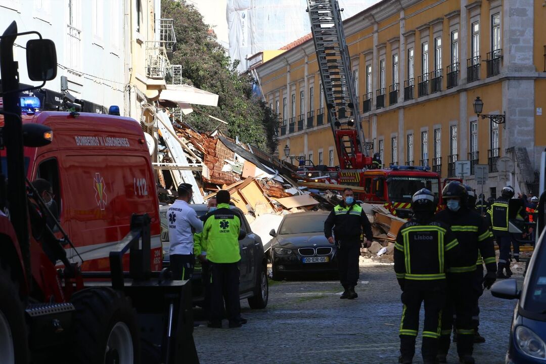 Carros destruídos, buscas e destroços: as imagens do prédio que desabou ...