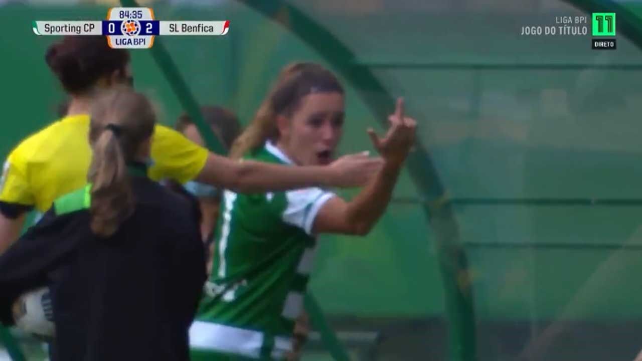 Ana Capeta fez este gesto para o banco do Benfica e treinadora do ...