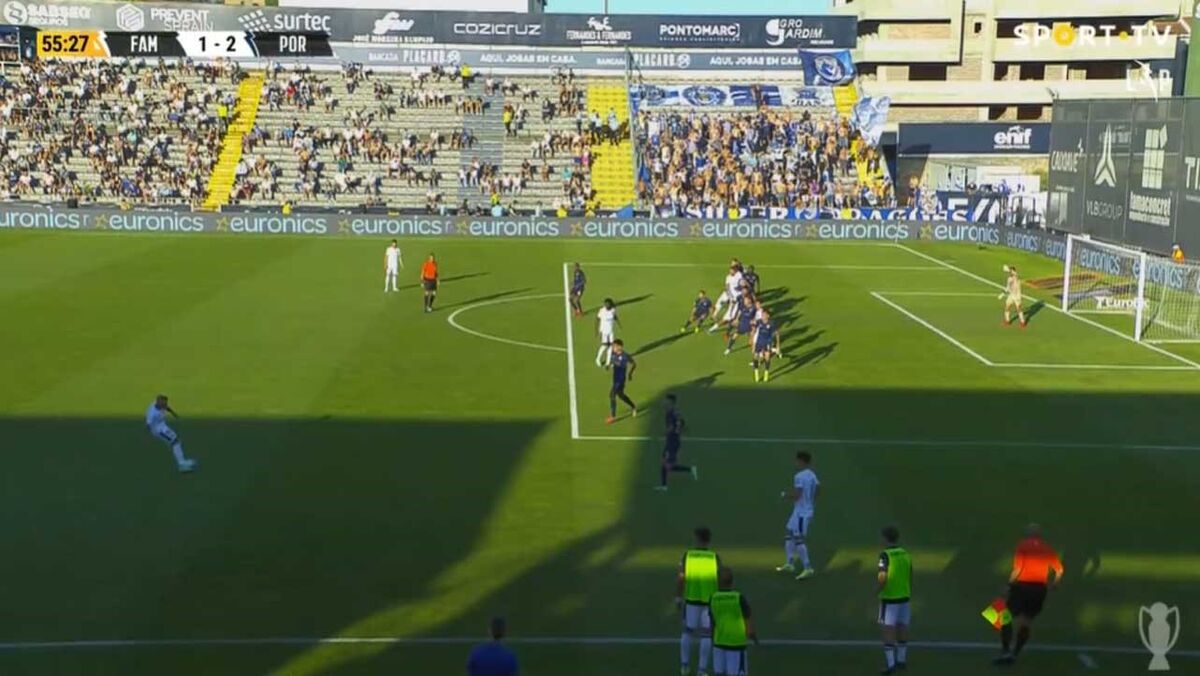 Riccieli surgiu na pequena área e reduziu para o Famalicão diante do FC ...