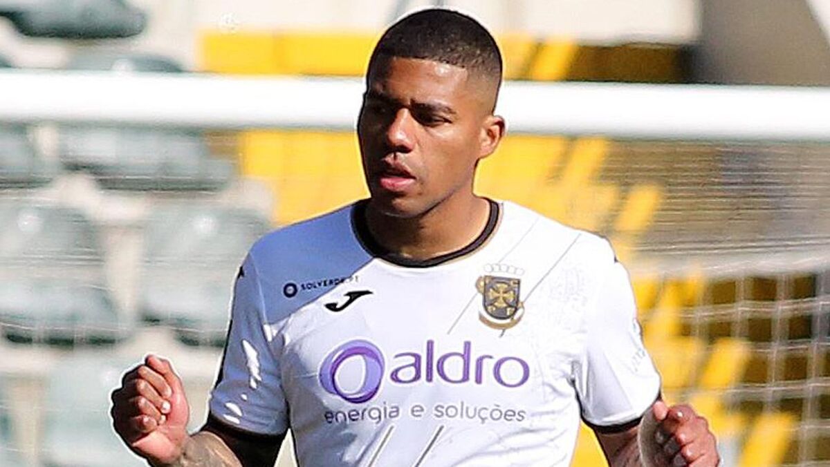 Douglas Tanque a caminho do Dubai - P. Ferreira - Jornal Record