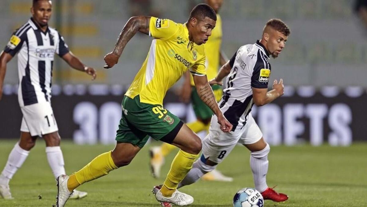 Douglas Tanque já viajou para os Emirados Árabes Unidos - P. Ferreira ...