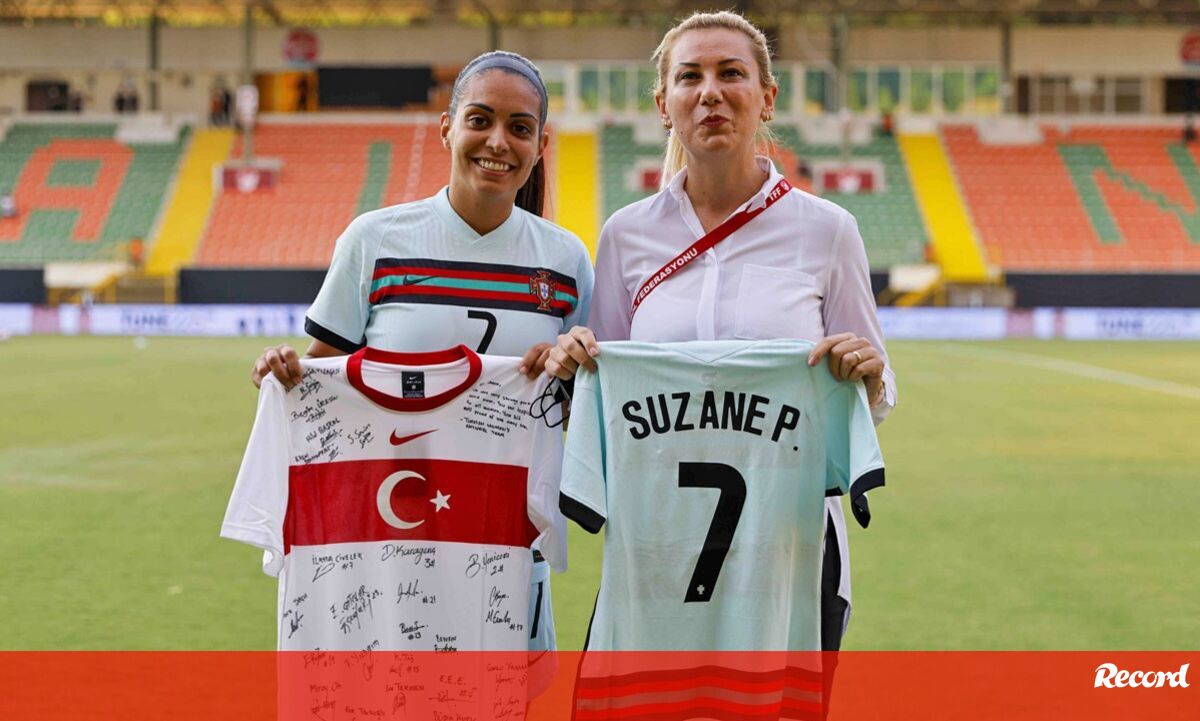 Suzane Pires homenageada pela seleção da Turquia com camisola e ...