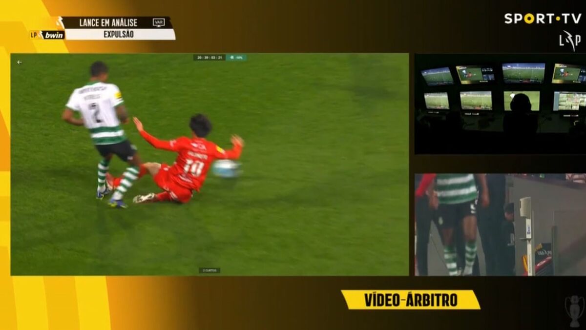 Árbitro consultou VAR e expulsou Fujimoto por esta entrada sobre ...