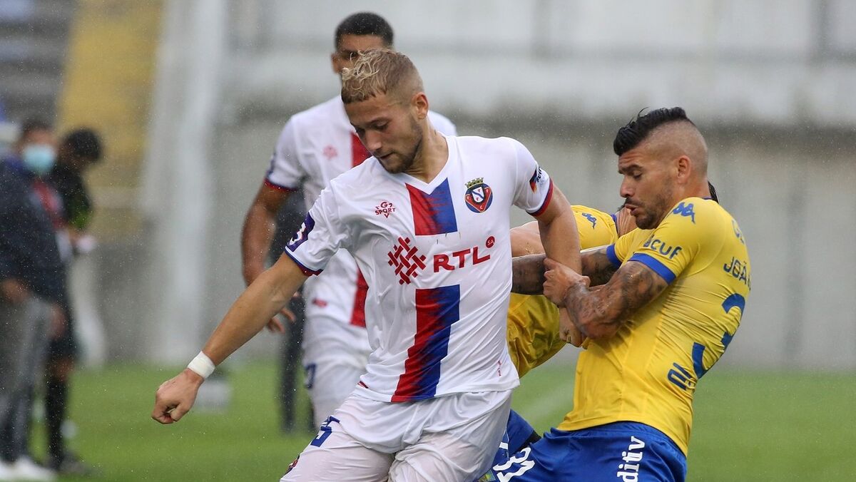 Theo Fonseca à imagem de Toni Martínez - Famalicão - Jornal Record