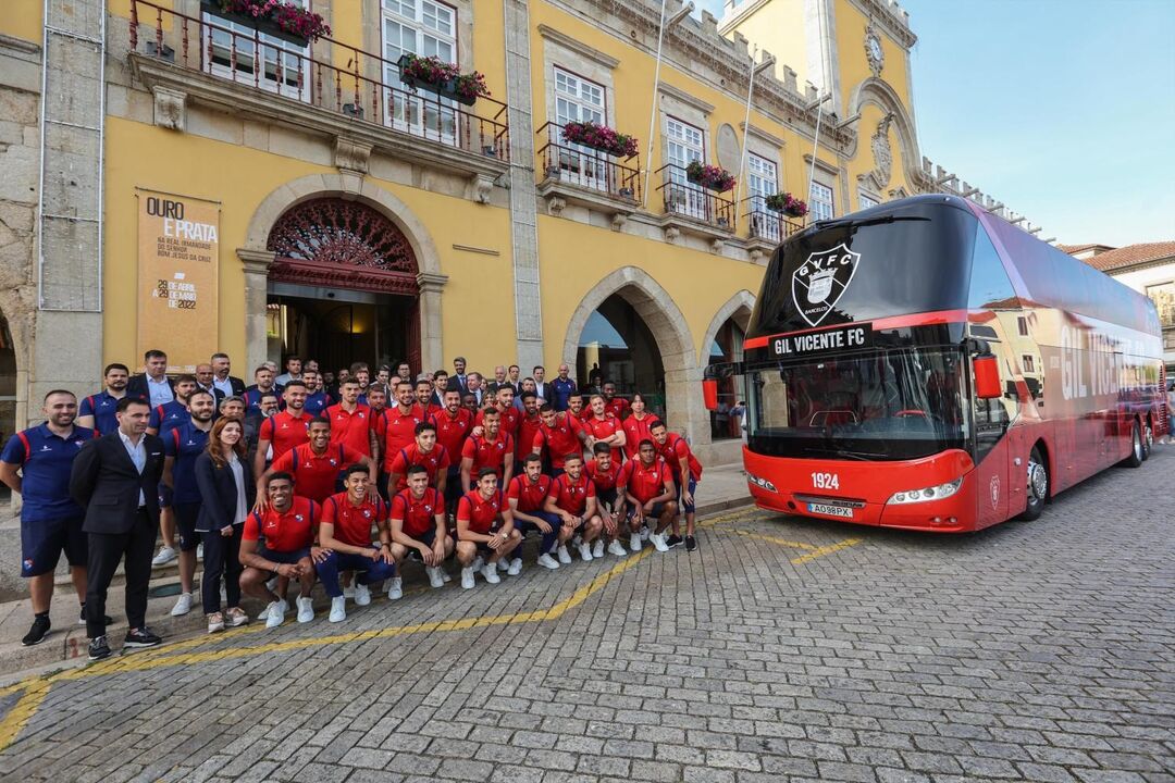 Novo autocarro benzido e receção na Câmara: as imagens de um dia ...