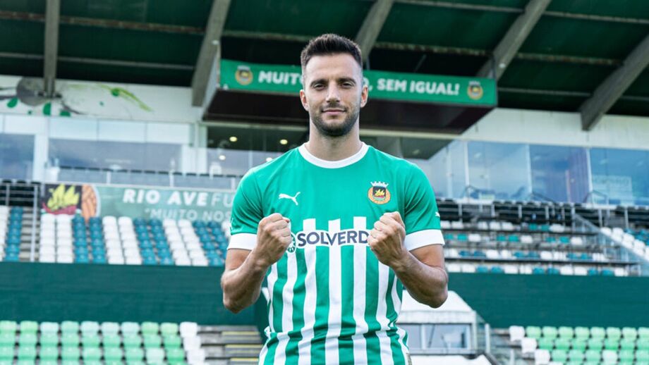 As primeiras imagens de Samaris com a camisola do Rio Ave ...