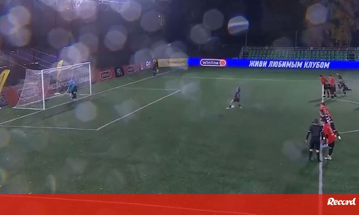 De loucos: jogador russo foi protagonista de um dos penáltis mais ...