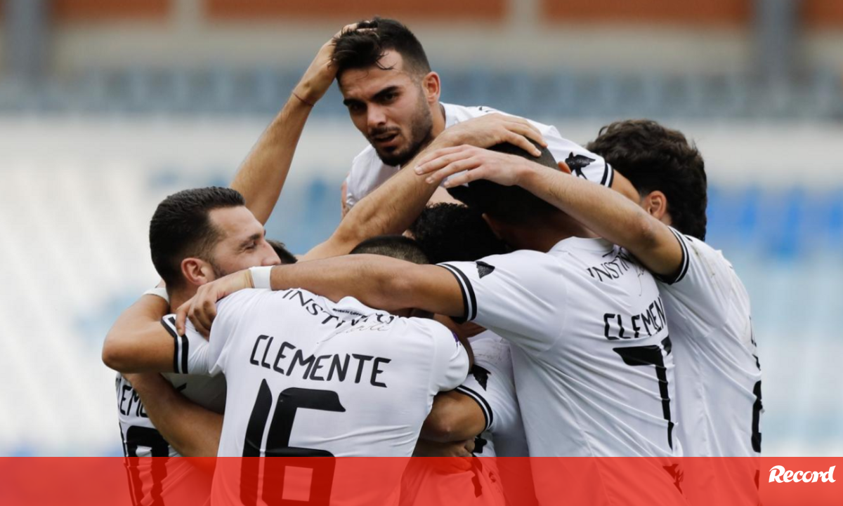 Cândido Costa e Dário Essugo deram apoio a Clemente após o jogo com o ...