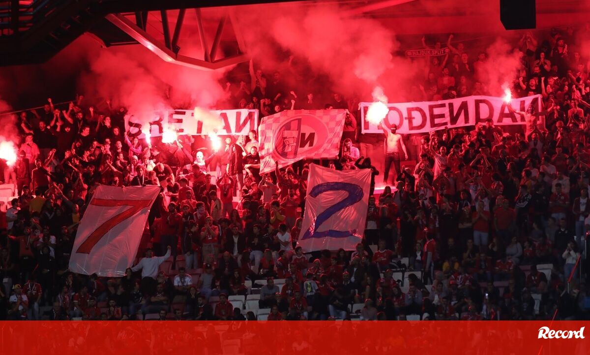 Muitas tochas no topo sul nos parabéns à Torcida Split - Benfica ...