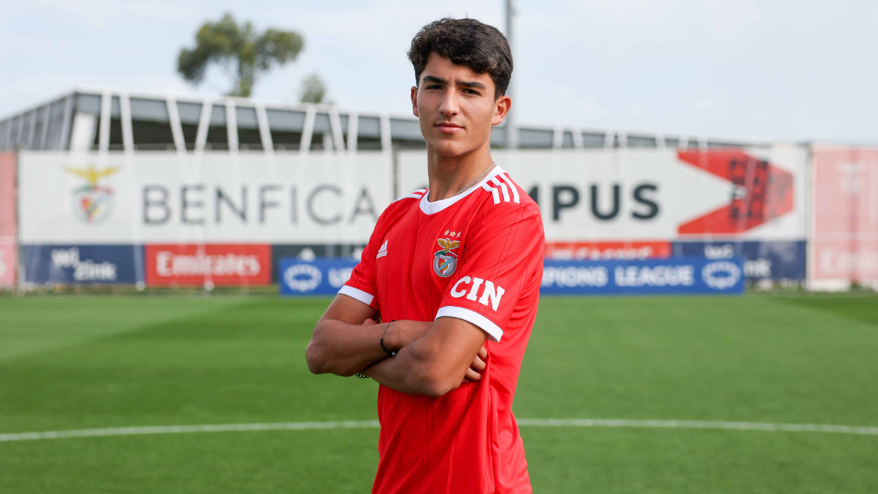 Tiago Freitas rubrica contrato profissional com o Benfica - Benfica - Jornal Record