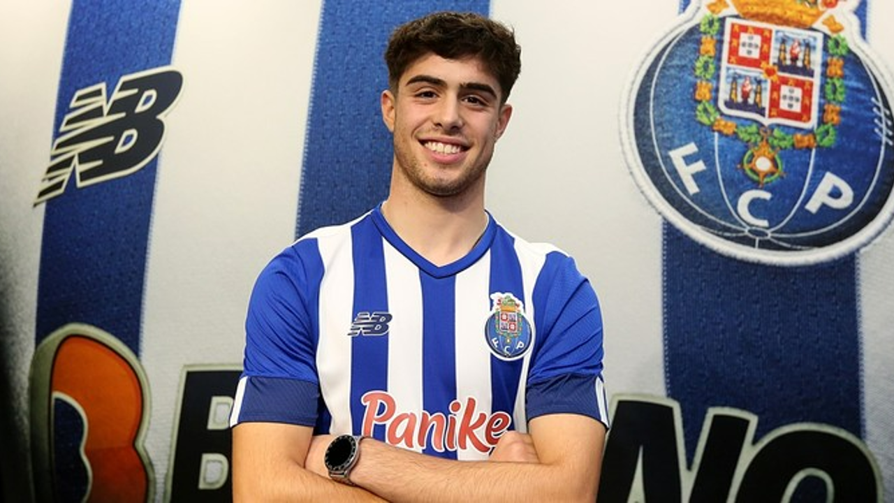 Dinis Rodrigues assina o primeiro contrato profissional com o FC Porto ...