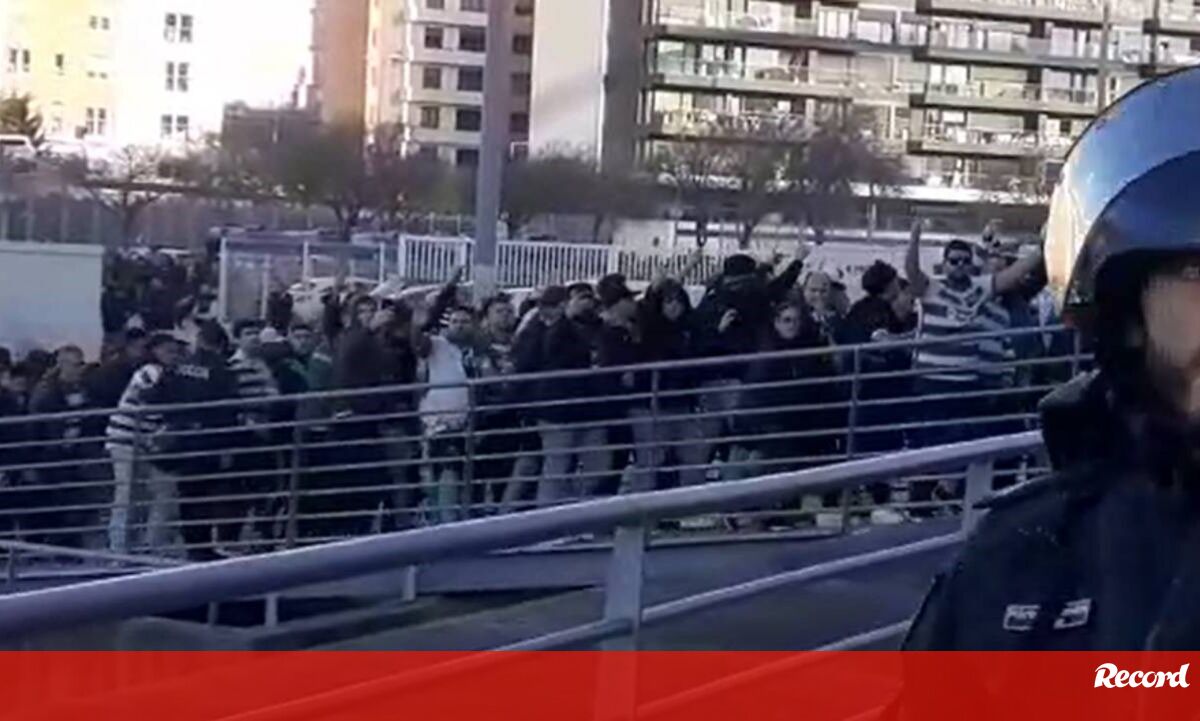 A entrada das claques do Sporting no Estádio da Luz - Vídeos - Jornal ...