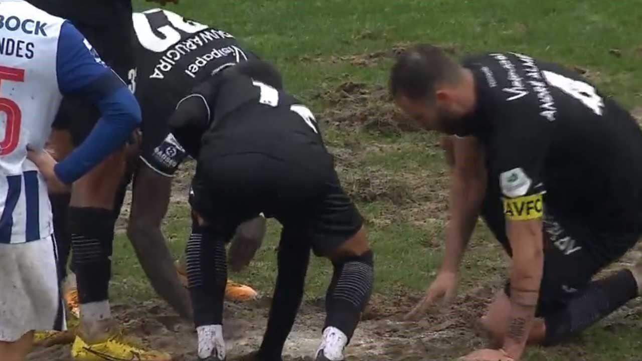 Jogadores do Ac. Viseu puseram mãos à obra e tentaram 'reparar' relvado ...