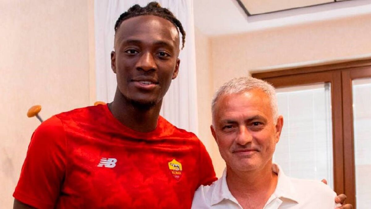Red devils piscam o olho a Abraham mas 'sobrinho' de Mourinho está ...