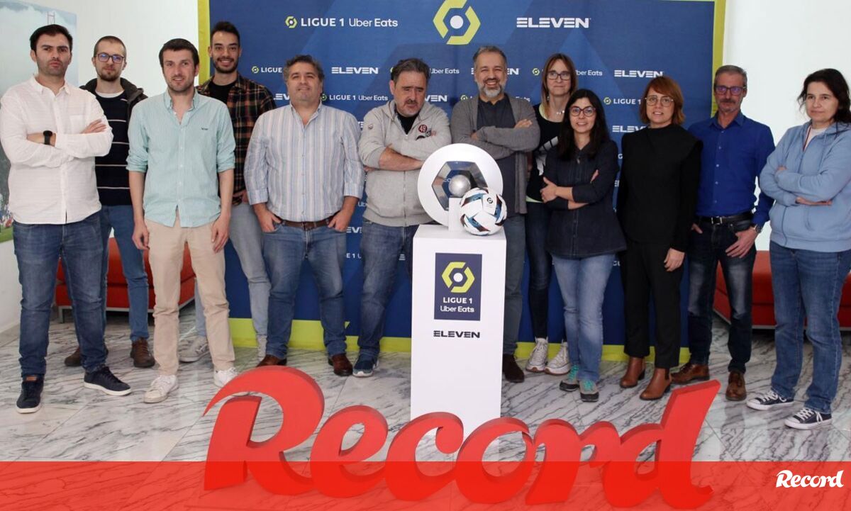 Troféu da Ligue 1 visitou a redação de Record - Jogo da Vida - Jornal ...