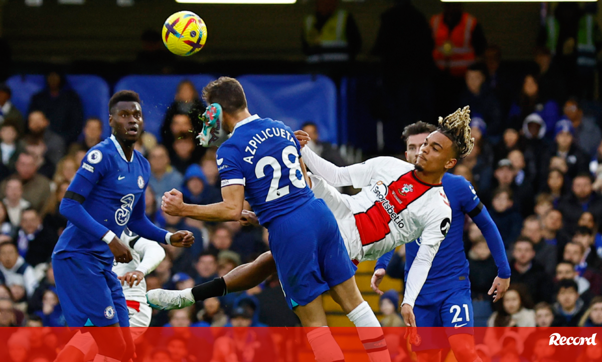 O momento em que Azpilicueta foi pontapeado na cabeça no Chelsea ...