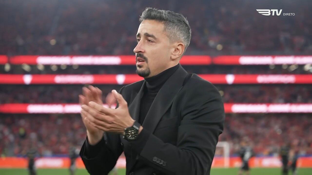 Após ser homenageado na Luz, André Almeida fez parte da foto de equipa ...