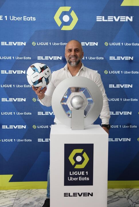 Troféu da Ligue 1 visitou a redação de Record - Jogo da Vida - Jornal ...