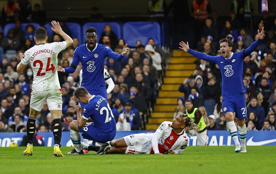 O momento em que Azpilicueta foi pontapeado na cabeça no Chelsea ...