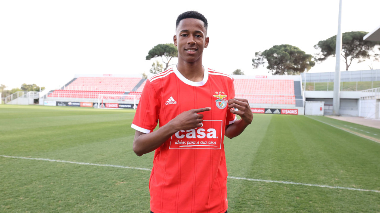 Kevin Pinto assina contrato profissional: «Trabalhei muito para isto» - Benfica - Jornal Record