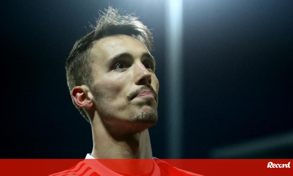 Grimaldo mais perto de renovar com o Benfica - Benfica - Jornal Record