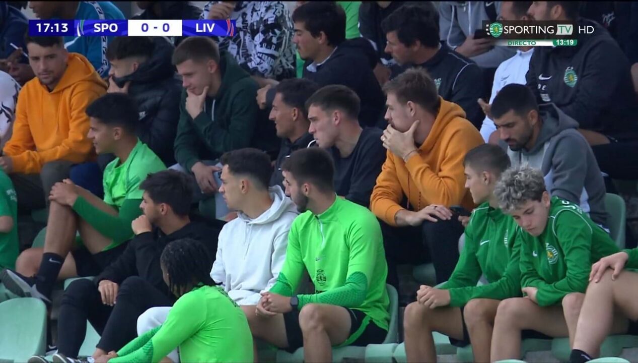 Jogadores da equipa principal do Sporting assistem ao jogo da Youth ...