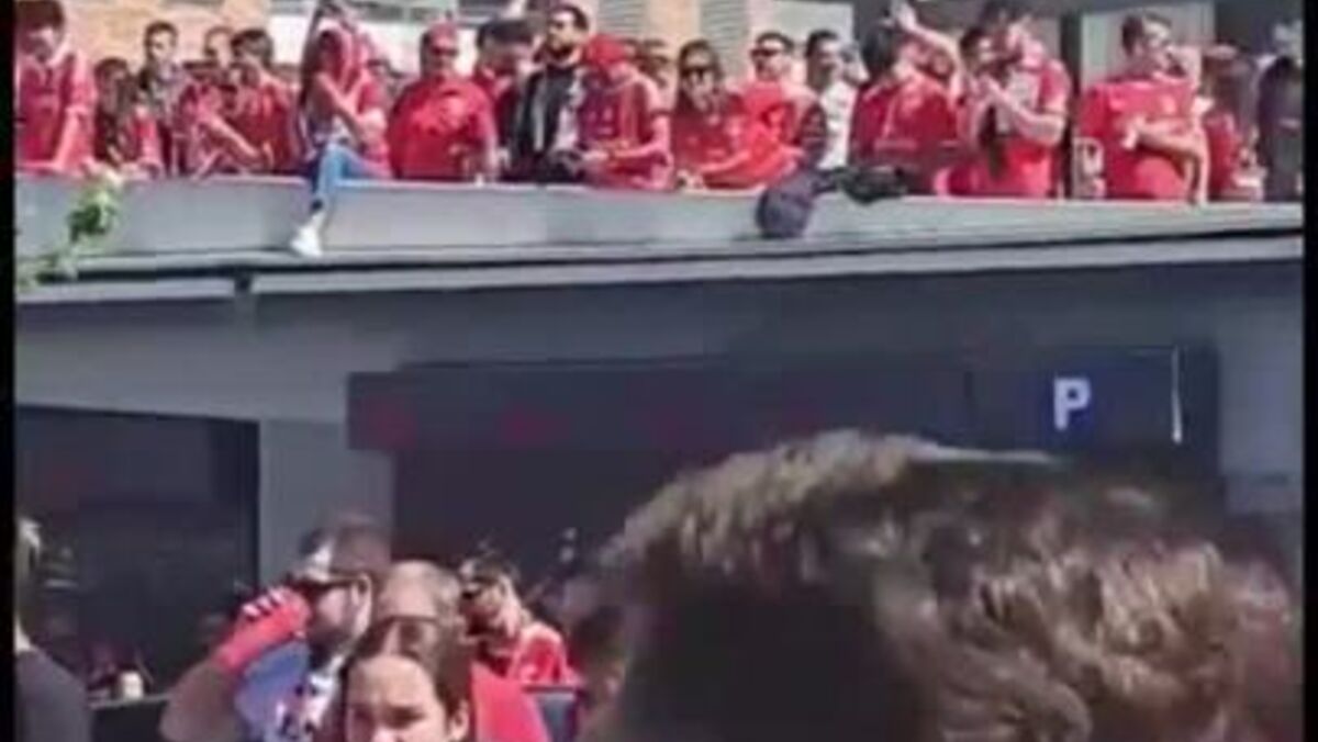 A chegada das claques do FC Porto e os cânticos dos adeptos do Benfica ...